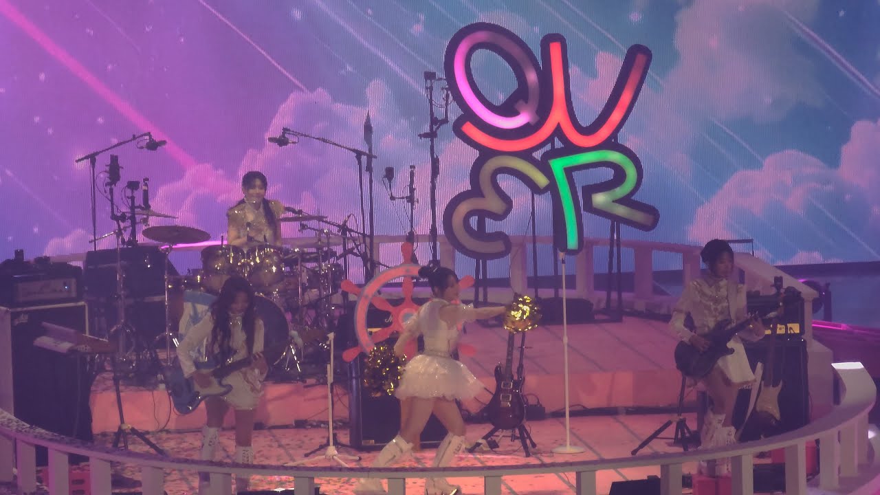 [4K HDR] QWER, 고민중독 - 251003 QWER 1ST WORLD TOUR 'ROCKATION' - YouTube