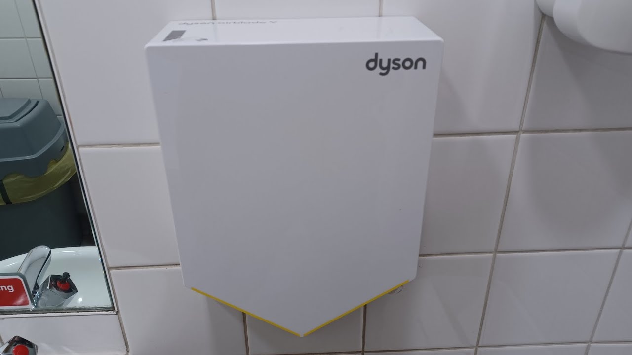 Dyson V hand dryer, Fareham Shopping Centre, near Carpark ♿️🗝️2 ...