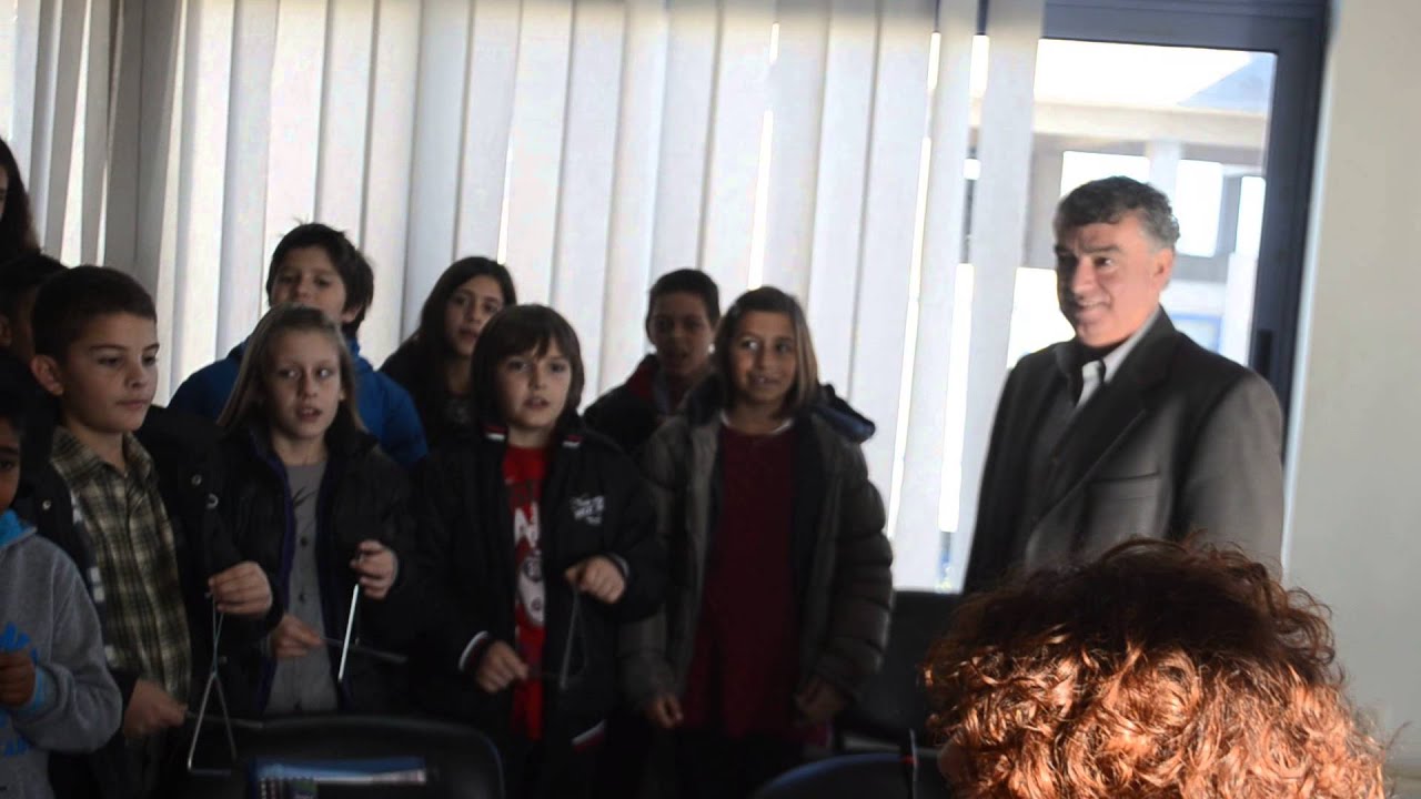 καλαντα απο τη χορωδια του Α Δημοτικου σχολειου λεχαινων στο Δημαρχο ...