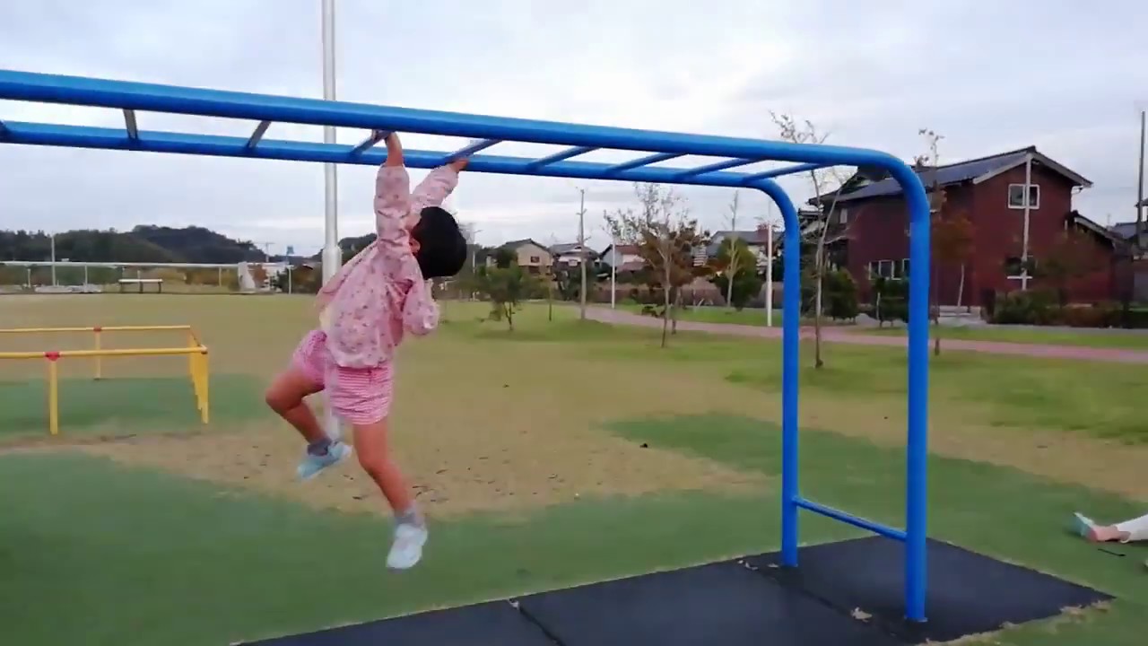 6歳結 後進バックうんてい 6 years old girl plays monkey bars by backwards - YouTube