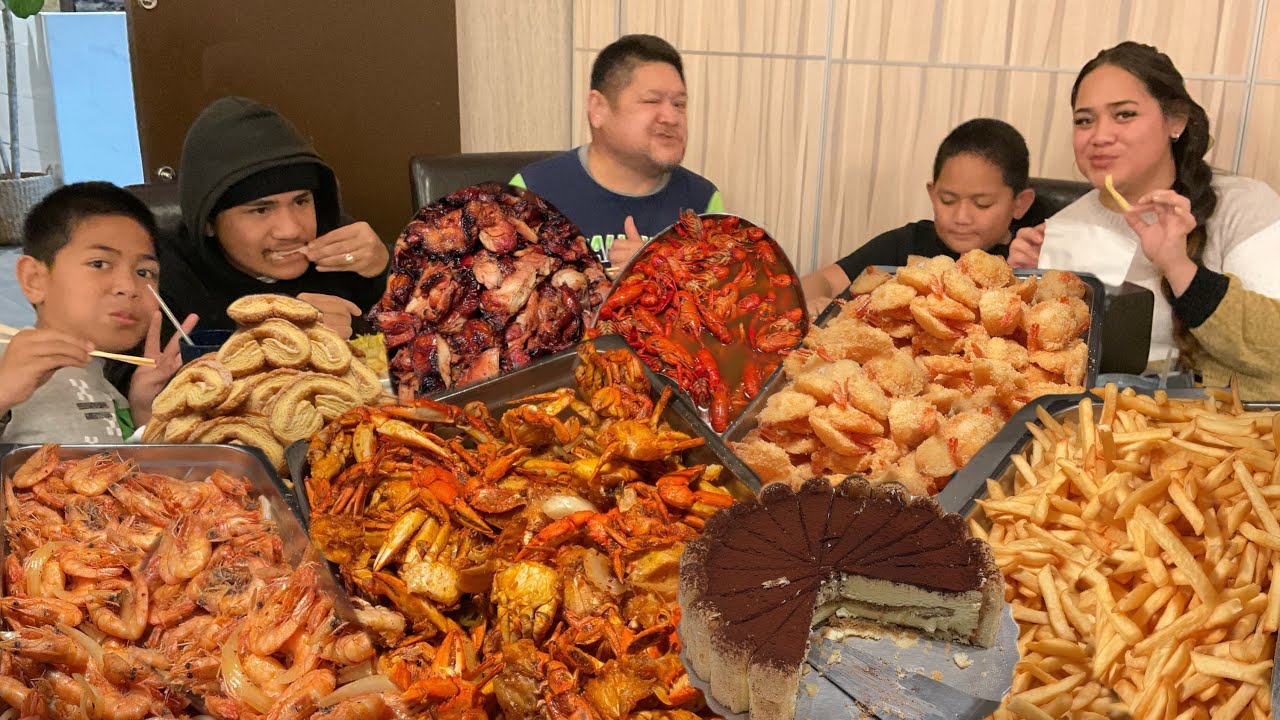 FAMILY DINNER AT A BUFFET - YouTube