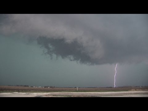 (HD) Rotating wall cloud in severe squall line in Illinois, April 2, 2006 outbreak - YouTube