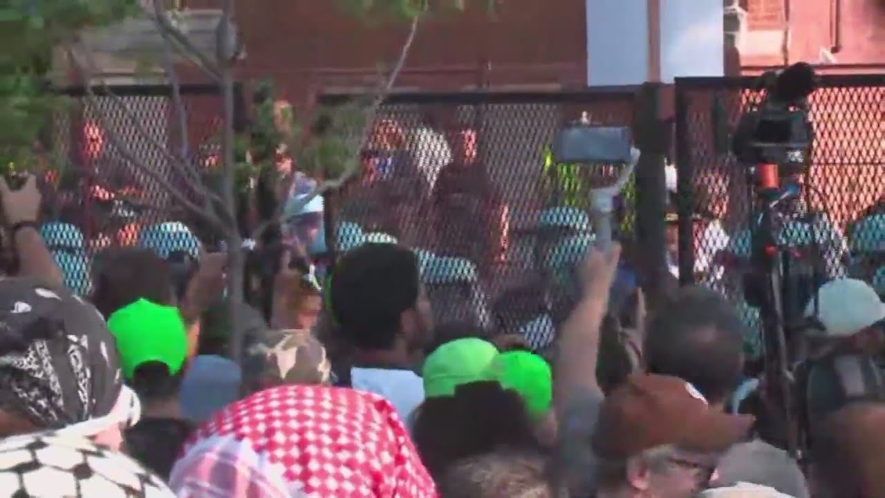 Second layer of security fencing added outside United Center for Day 2 ...