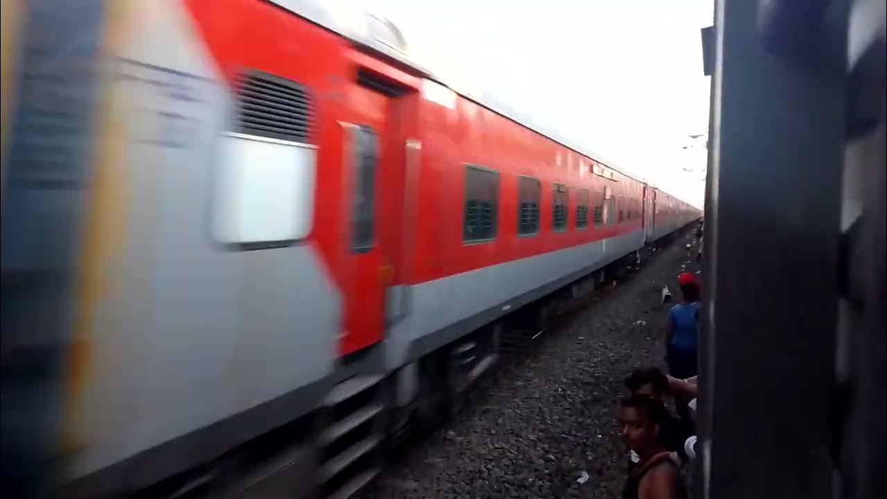 ltt patna express got overtaken by csmt rajdhani l csmt hazrat nizzamudin rajdhani push pull ...