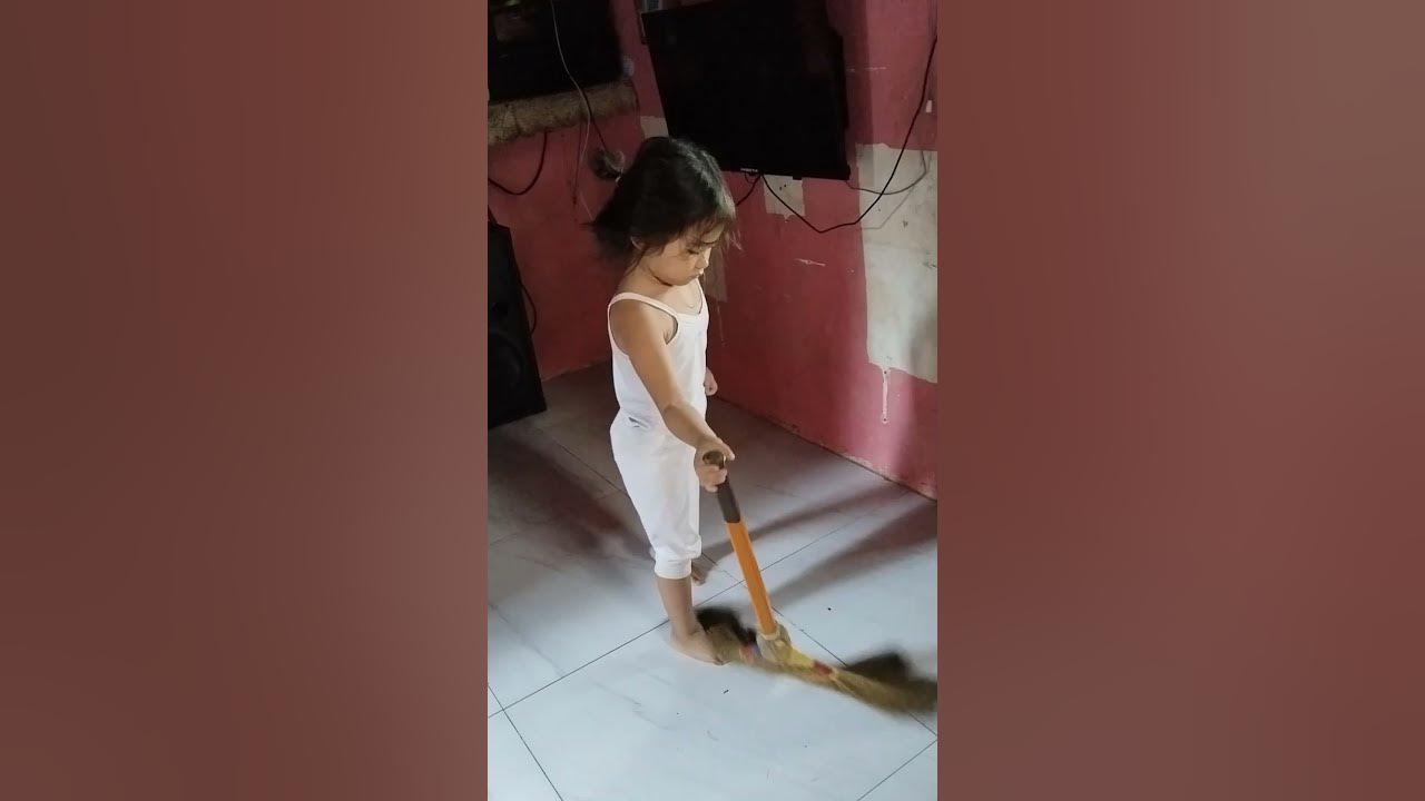 Ohhh,,,,,haaaaaaa marunong na syang mag walis - YouTube