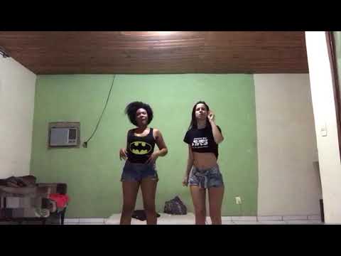 Mamãe baba,filha dança