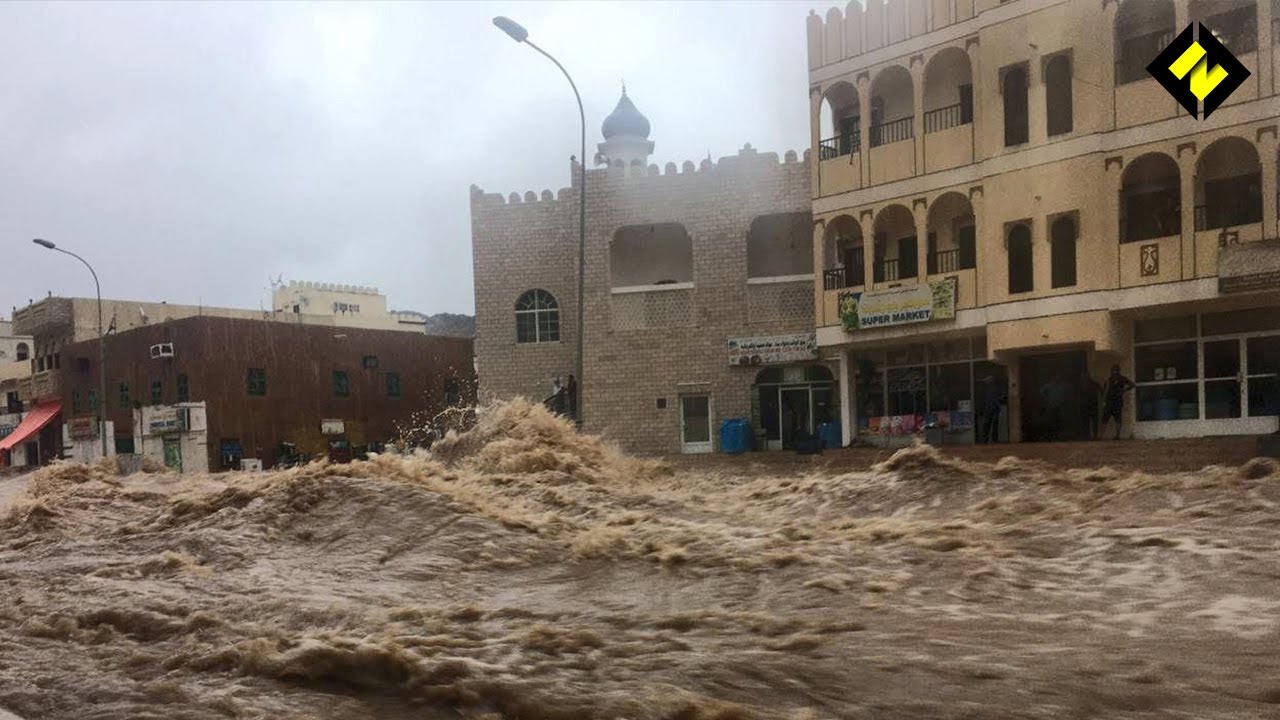 Flash floods due to overflowing rivers in Oman, hundreds of houses and ...