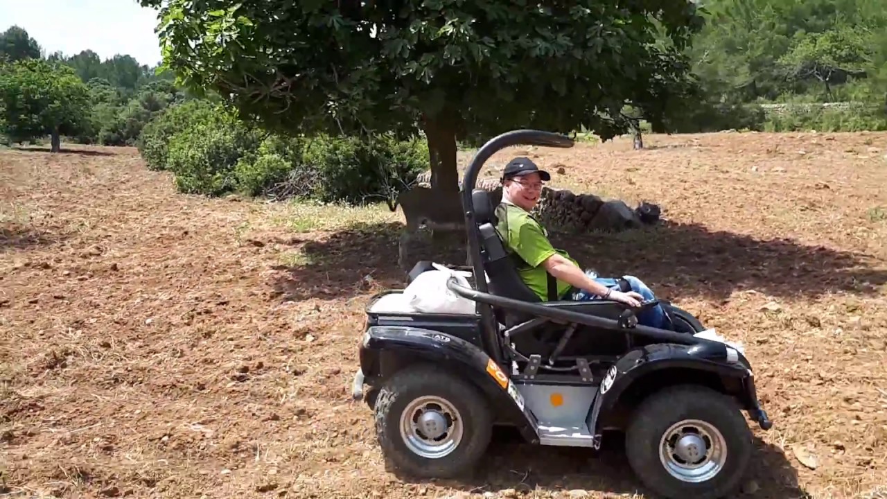 Rollinator mit dem Offroad-Rollstuhl über den Acker - YouTube