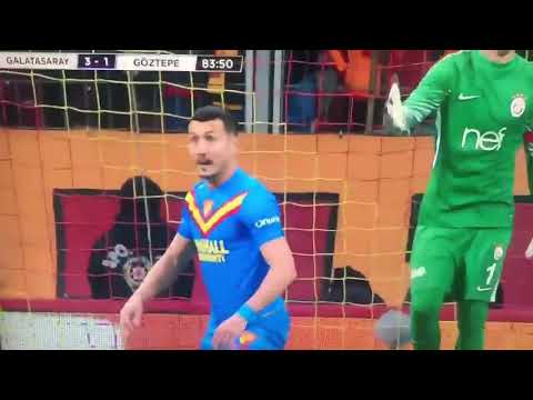Jahovic hakem beklediği kararı vermeyince ilginç hareketler yapıyor