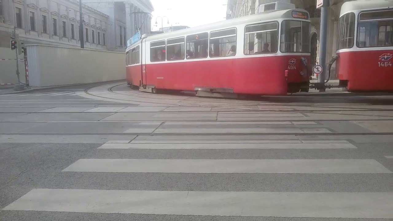 Straßenbahn Linie 2 Parlament in Wien - YouTube
