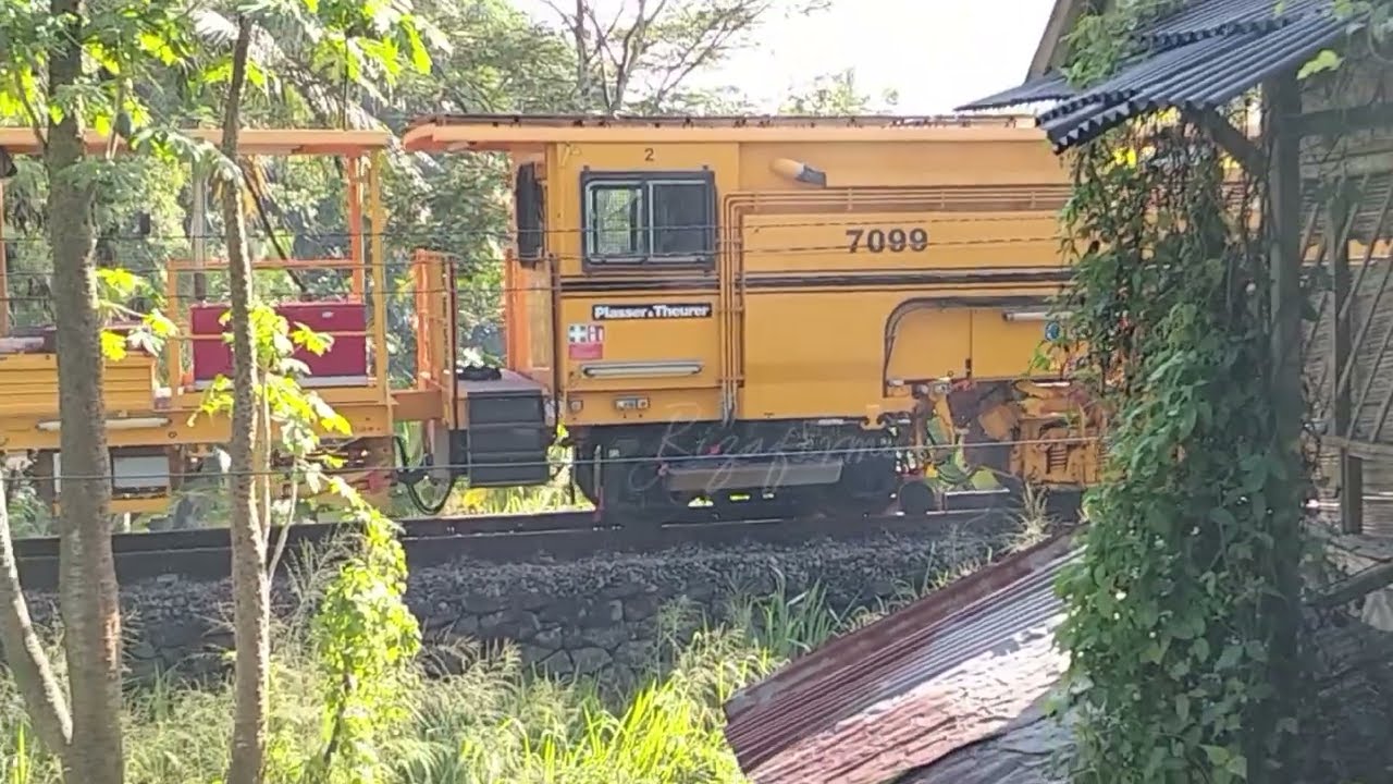 Kereta api kuning bekerja diatas jembatan beton - YouTube