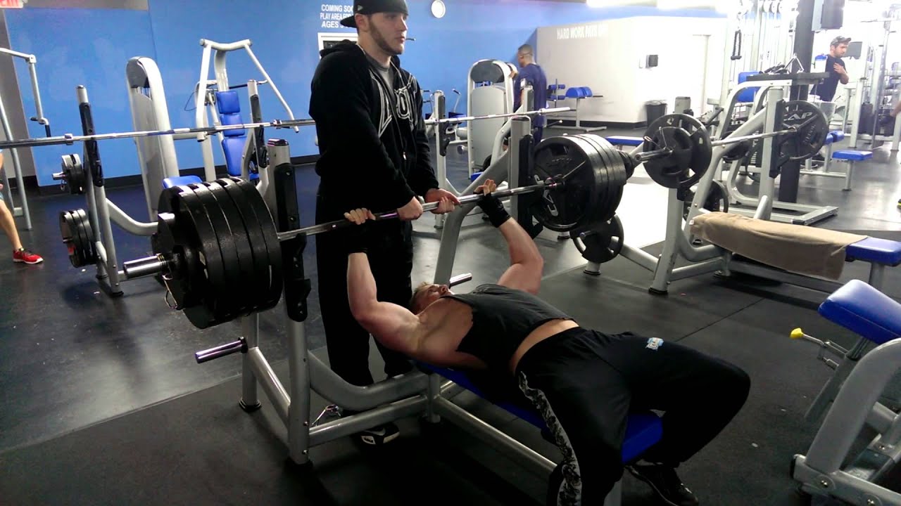 550 on bench press raw @ 210lbs - YouTube