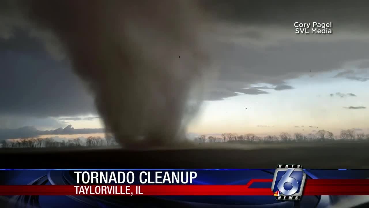 Rare December tornadoes reported in central US; 1 dead - YouTube