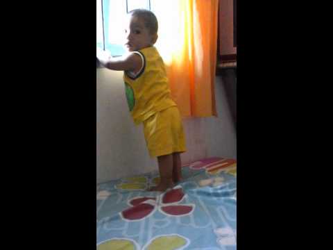 Anak lagi ngintip di jendela