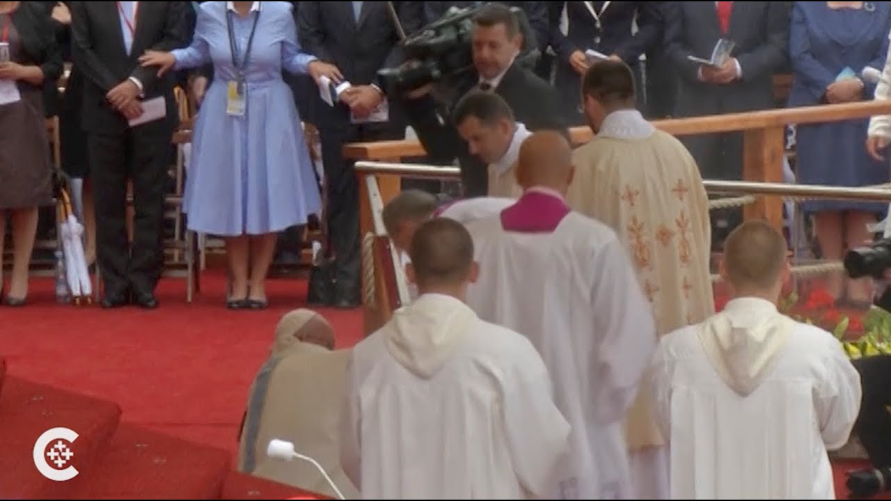 Pope falls in Poland, is not hurt - YouTube