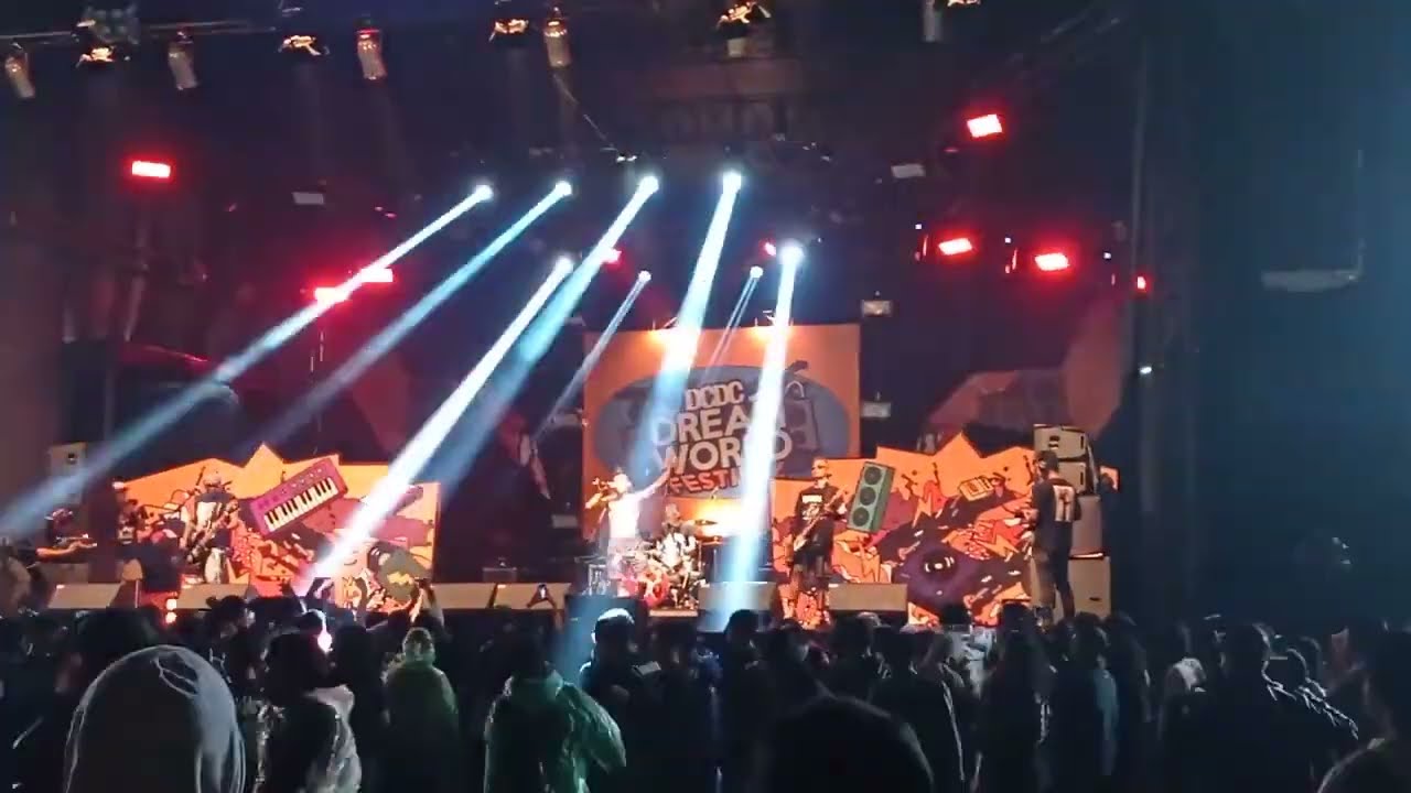 TURTLES JR - SENIORITAS ANJING LIVE @DCDC DREAM WORLD - YouTube