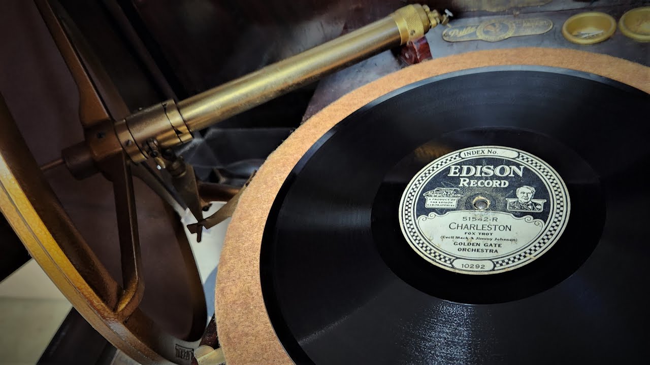Playing Edison Diamond Disc on Pathe Actuelle Phonograph w/ Toothpick ...
