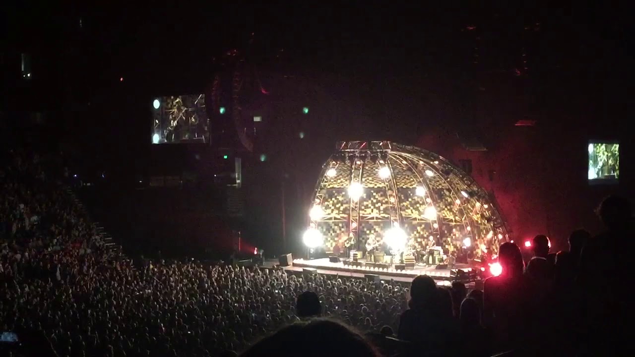 Chris Stapleton fire away live nashville 2017 - YouTube