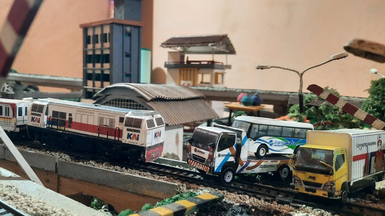 Kereta Api CC206 Anjlok Menabrak Truk Towing Pengangkut Bus TJ dan ...