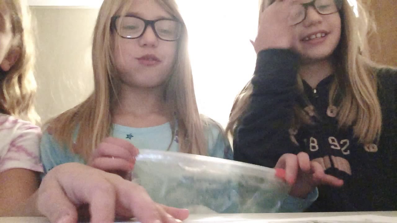 The 3 marker challenge/Hannah and Hailey - YouTube