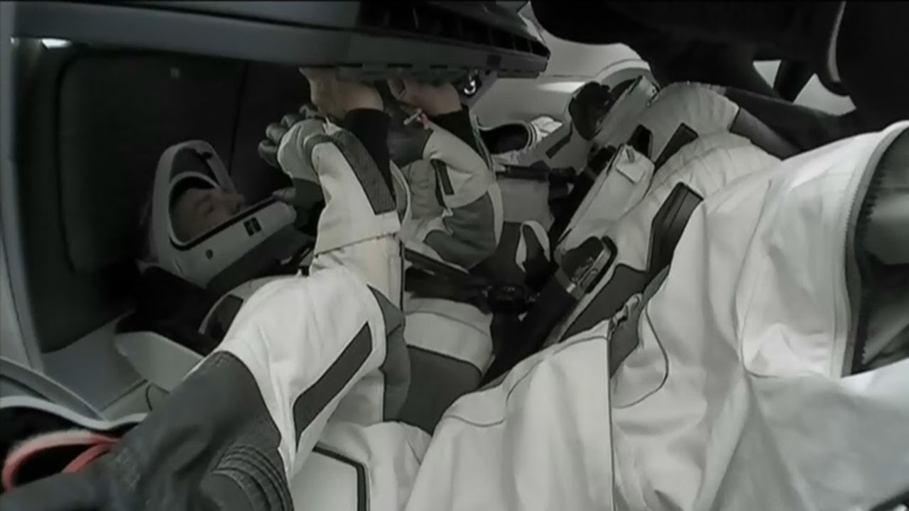 Ax-3 Crew Dragon hatch closure - YouTube