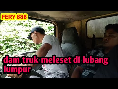 Dam truk meleset di jalan becek masuk lubang lumpur tebal - YouTube