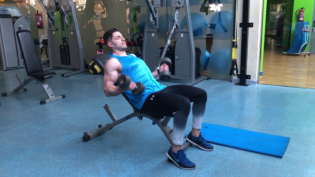 Flexion de codo en banco a 45º con mancuernas, agarre supino. FIT24X7 ...