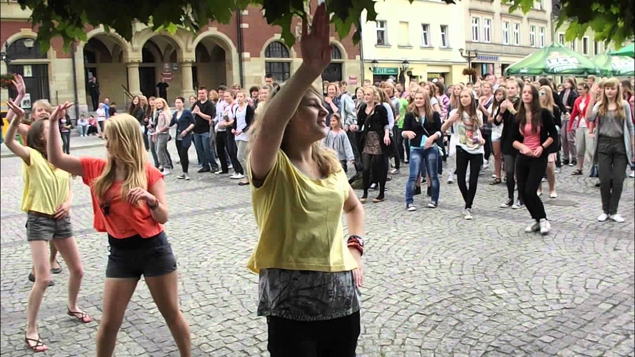 Flash Mob waka waka na rynku w Tarnowskich Górach (OFFICIAL VIDEO ...