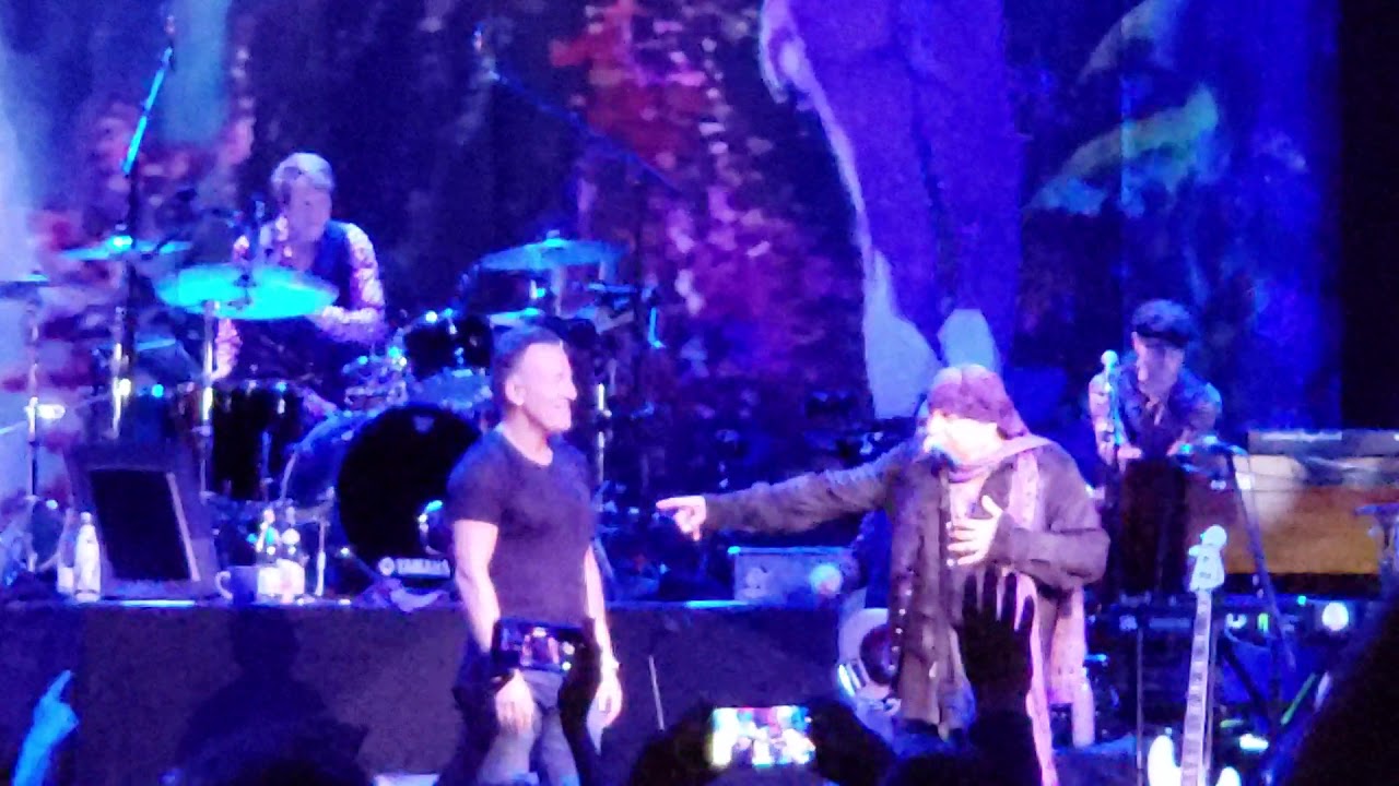 Bruce Springsteen surprises Little Steven audience - YouTube