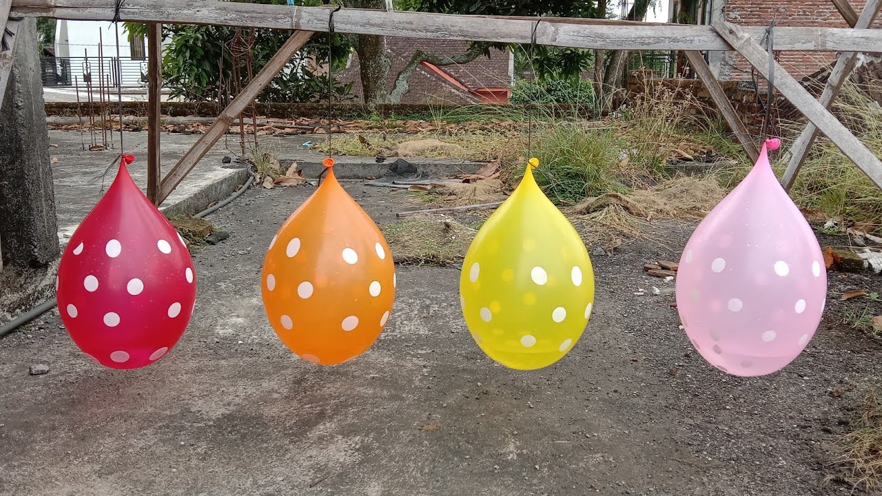 meletuskan balon berisi air - YouTube