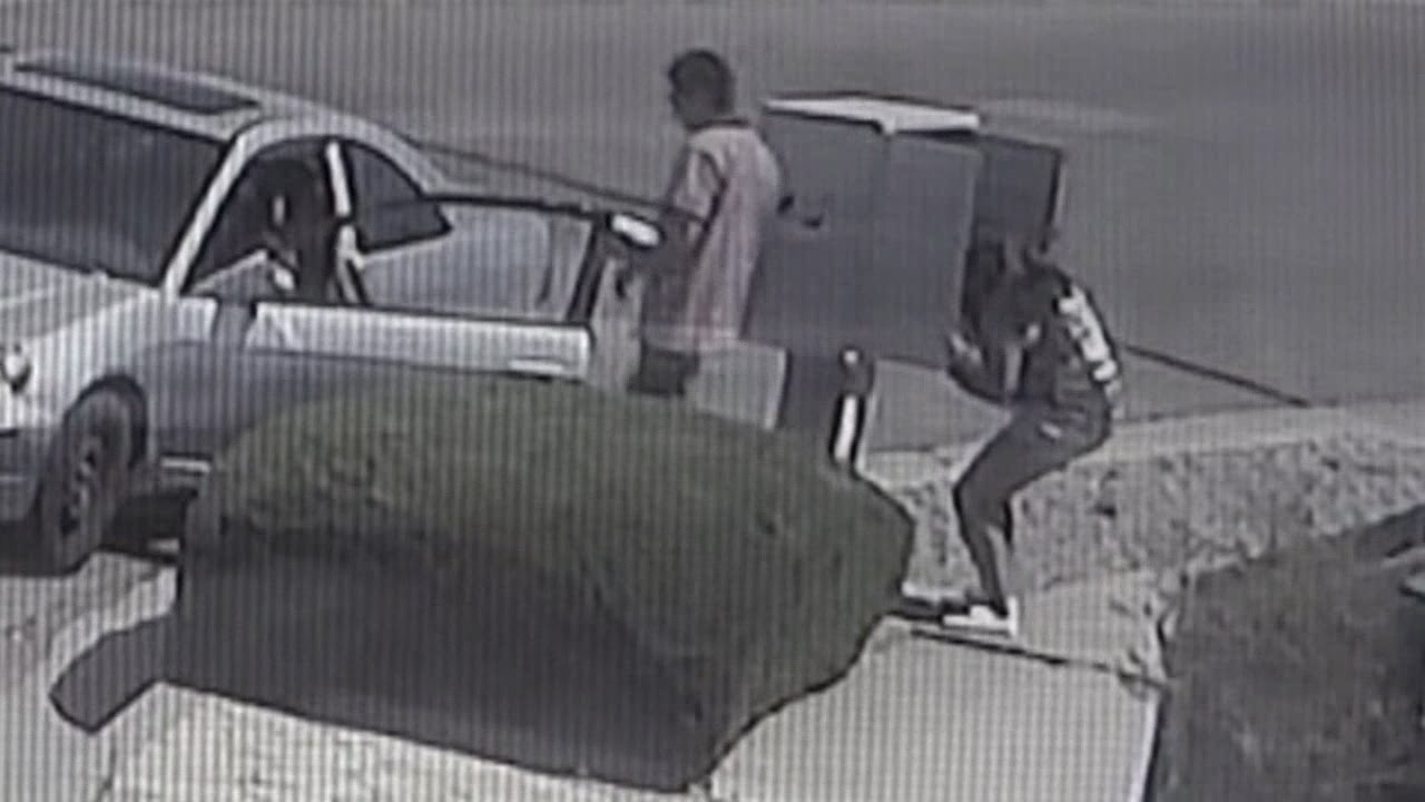 Homeowner confronts thieves who break open mailbox, steal mail - YouTube