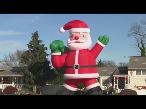 42-foot-tall Santa is turning heads in NY neighborhood - YouTube