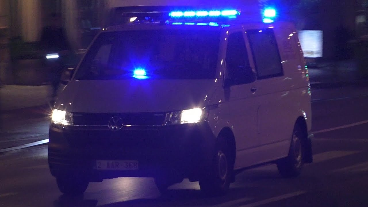 AMG Ambulance Volkswagen T6.1 & Politie Volkswagen Touran met spoed in ...