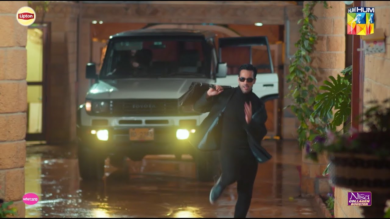 Shahrukh Khan Entry In Very Filmy...! #dananeermobeen #ameergilani ...