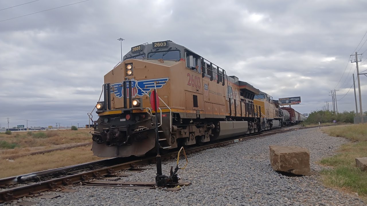 Three Trains in Laredo, TX 11/27-30/24 (Burlington Northern Santa Fe ...
