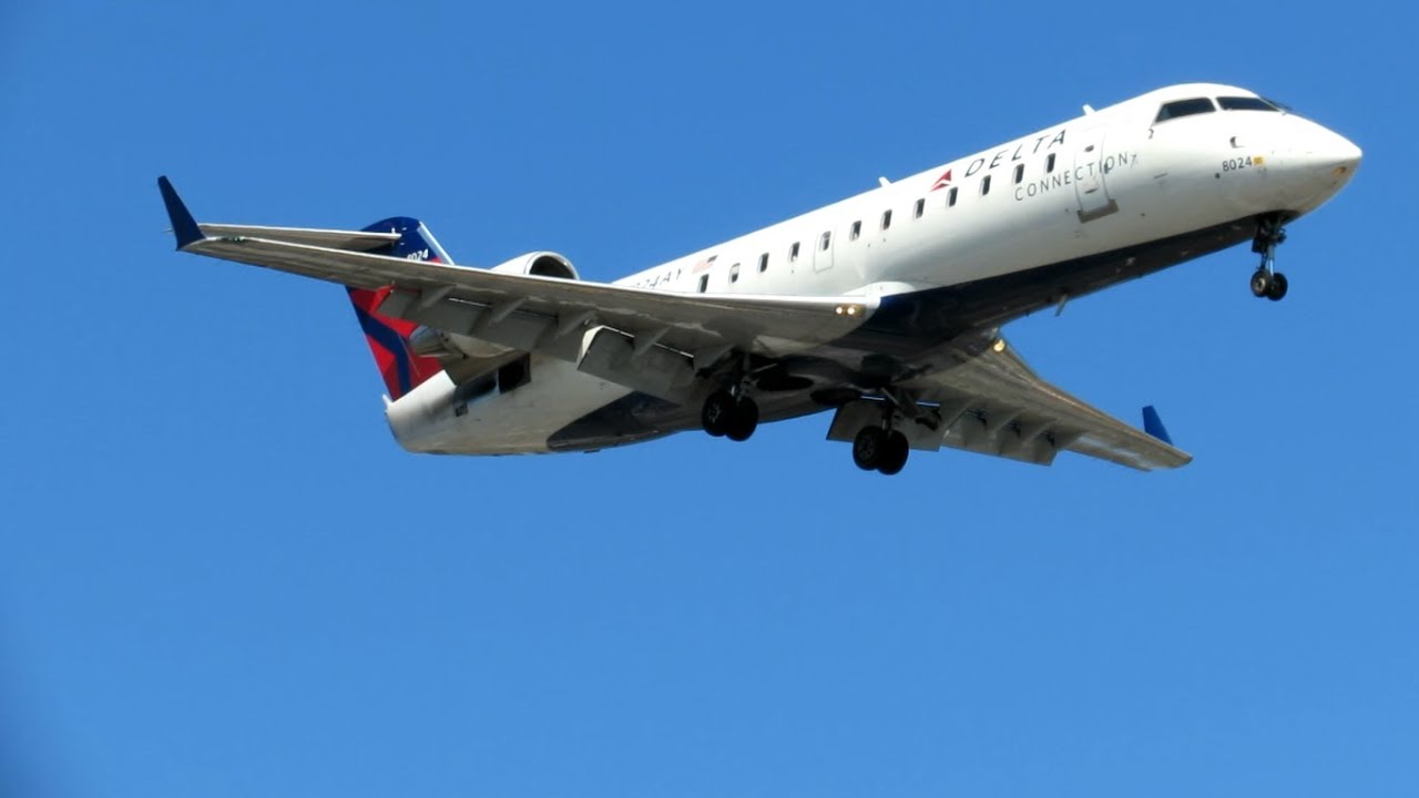 Delta Connection Bombardier CRJ-200 Landing at Newark Liberty ...