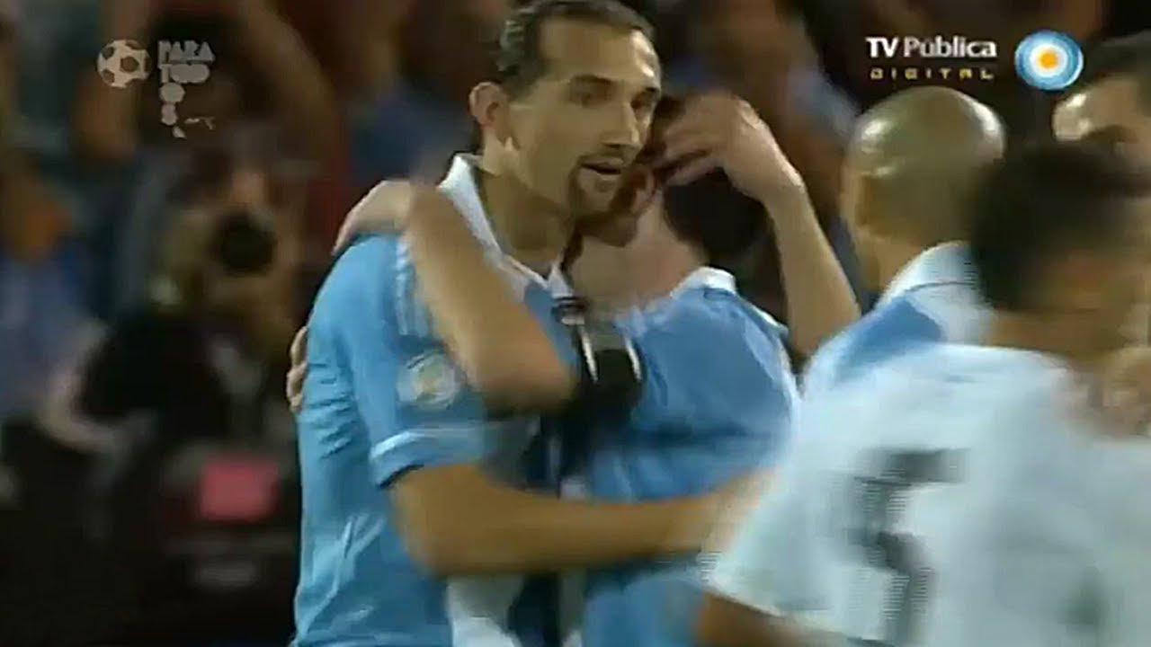 EL DÍA QUE HERNÁN BARCOS JUGÓ JUNTO A LIONEL MESSI!!! - YouTube