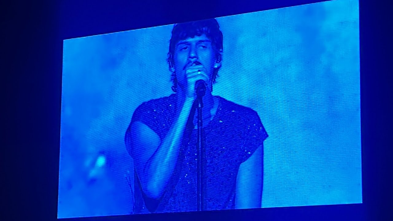 Omar Apollo singing 3 boys live at Madison Square Garden!!! - YouTube