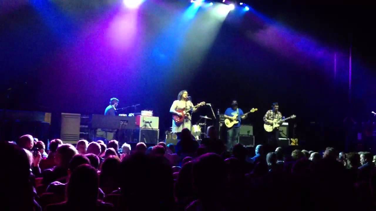 Alabama Shakes - Hang Loose - live at the Chicago Theatre - YouTube