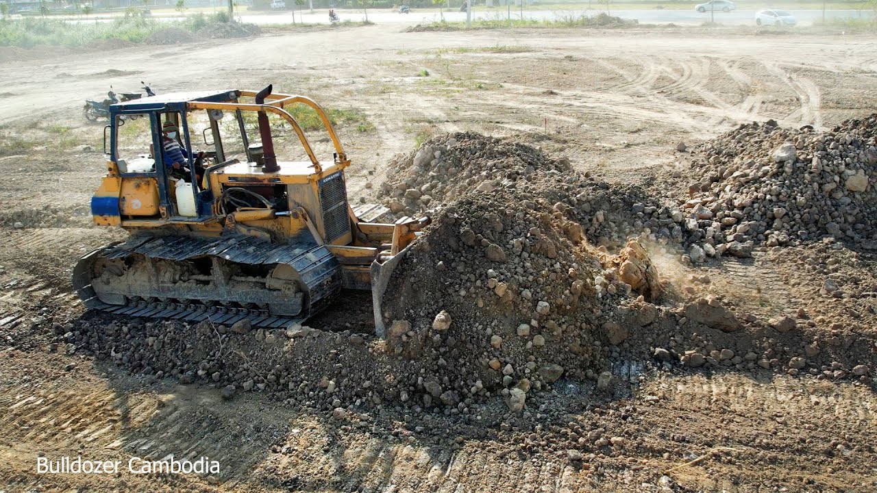 The Best , Powerful Machine Dozer Kumatsu Working Fast Pushing Clearing ...