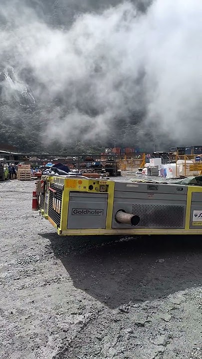 Mengoperasikan alat tambang dengan menggunakan remote control#freeport#shorts#tembagaputa - YouTube