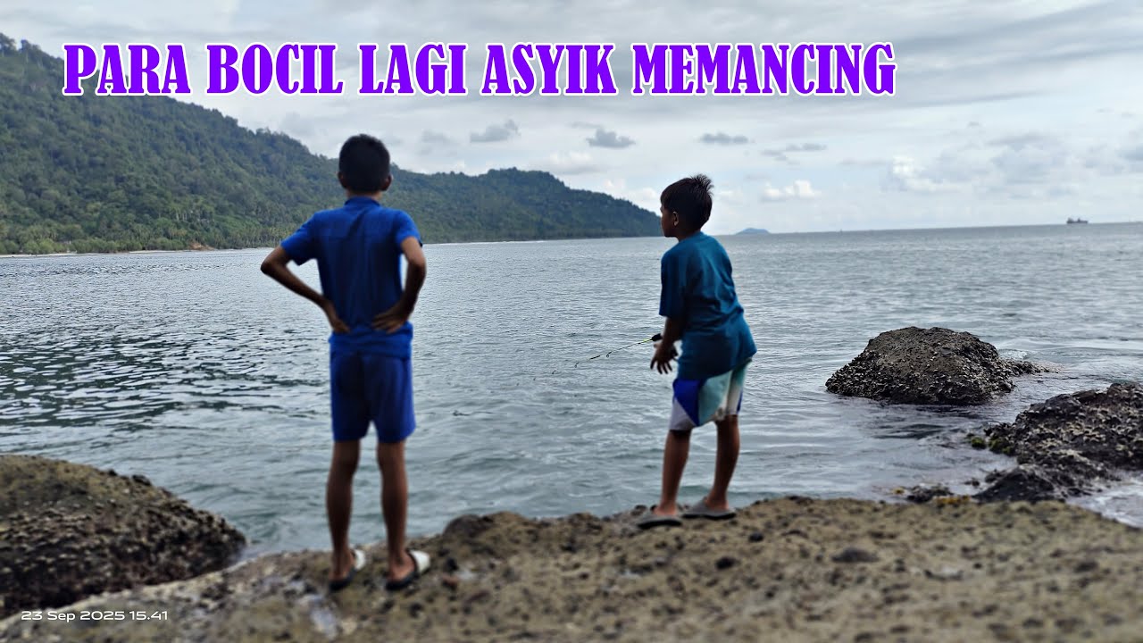 Para bocil memancing di pinggir pantai - YouTube