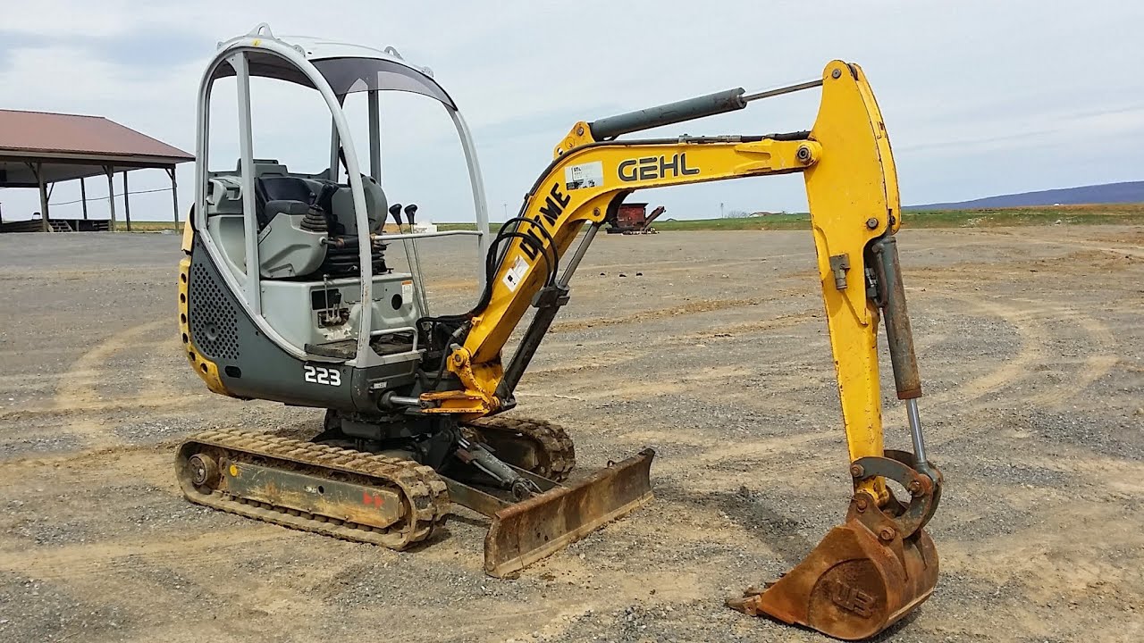 Gehl 223 Small Mini Excavator! - YouTube