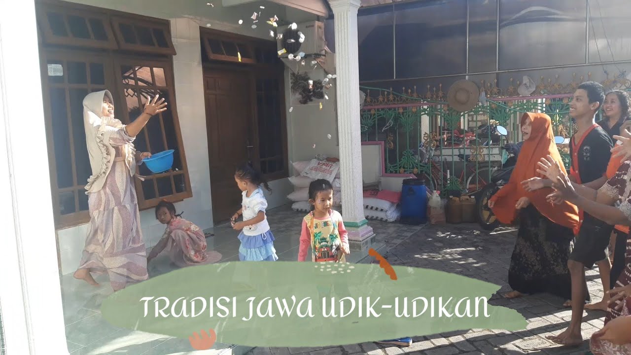 Tradisi Jawa Lempar Uang Koin | Udik-udikan Desa Gumeno Gresik - YouTube