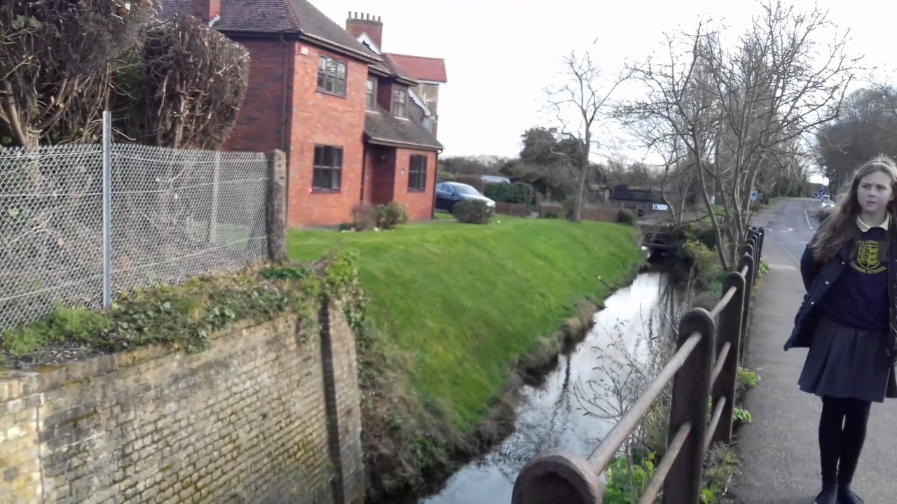 Sandwich Level Crossing, Kent - YouTube