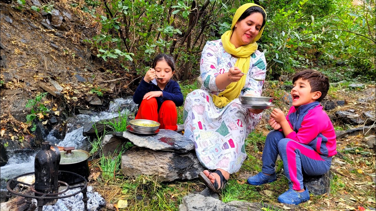 Cooking vegetable soup on a charcoal fire 😦 cooking with the sound of ...