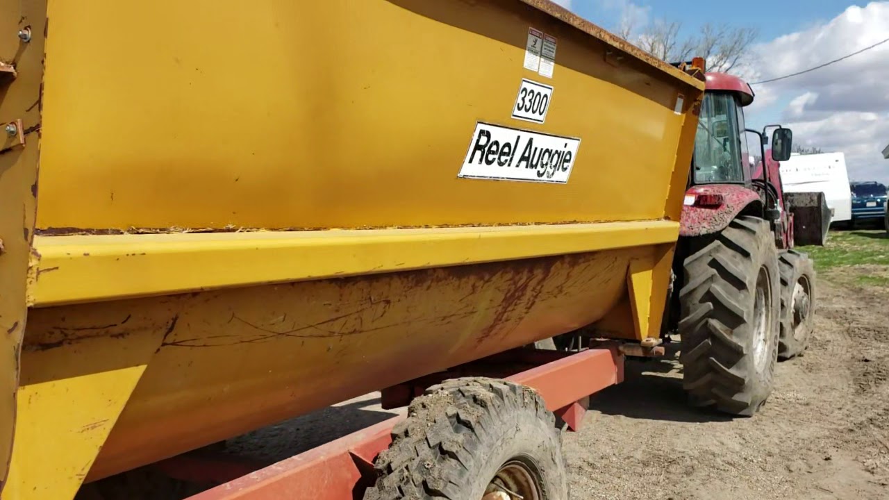 Knight Reel Auggie RA330 Mixing Feed Wagon - YouTube