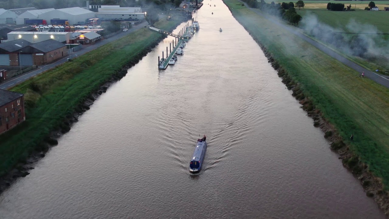 NARROW BOATS PASSING THROUGH SUTTON BRIDGE 22 6 19 - YouTube