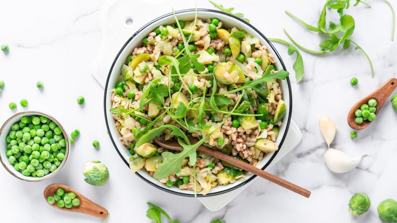 Risotto van gerst met spitskool en spruitjes | PLANTAARDIG recept - YouTube