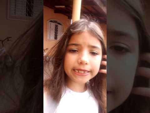 A menina mostrando a casa